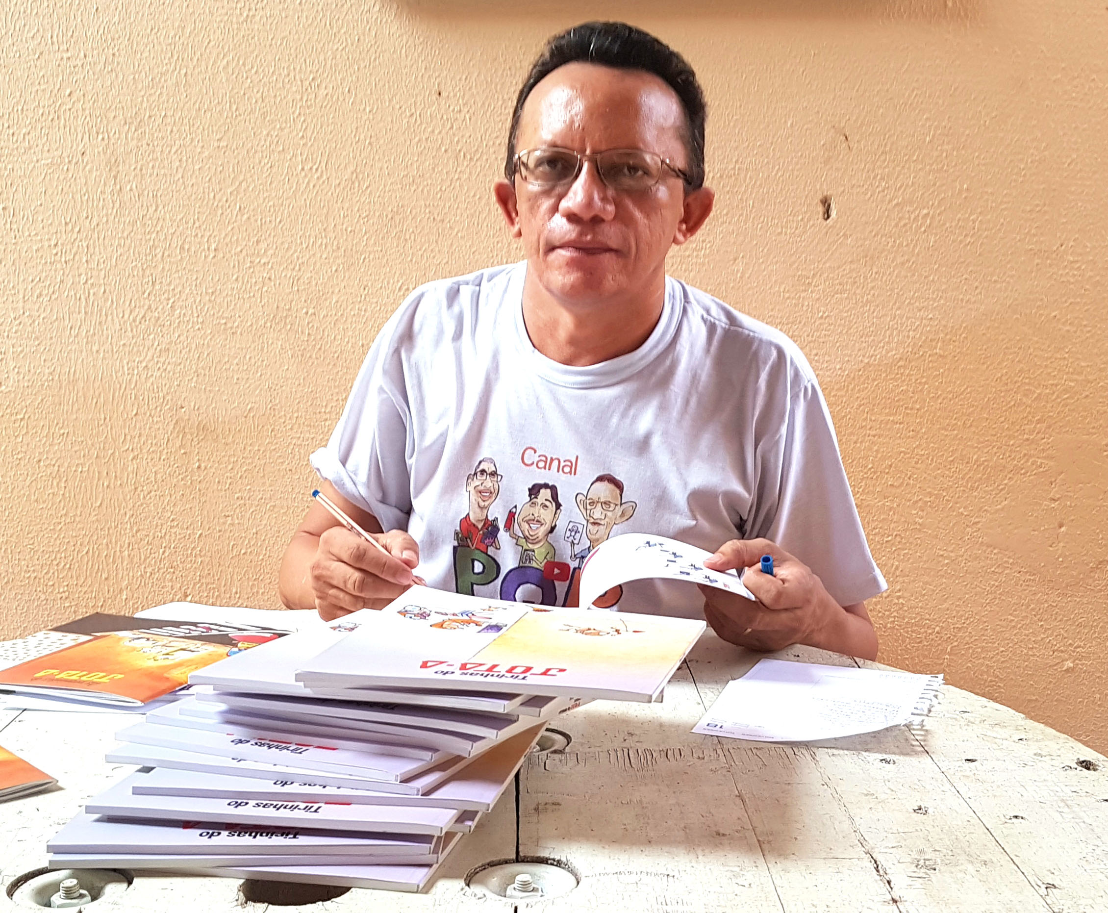 Cartunista Jota A fará lançamento de livro em sinal de trânsito